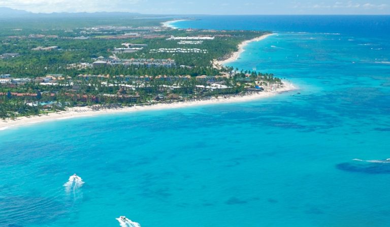 PUNTA CANA, ARENAS BLANCAS Y UN MAR AZUL TURQUESA